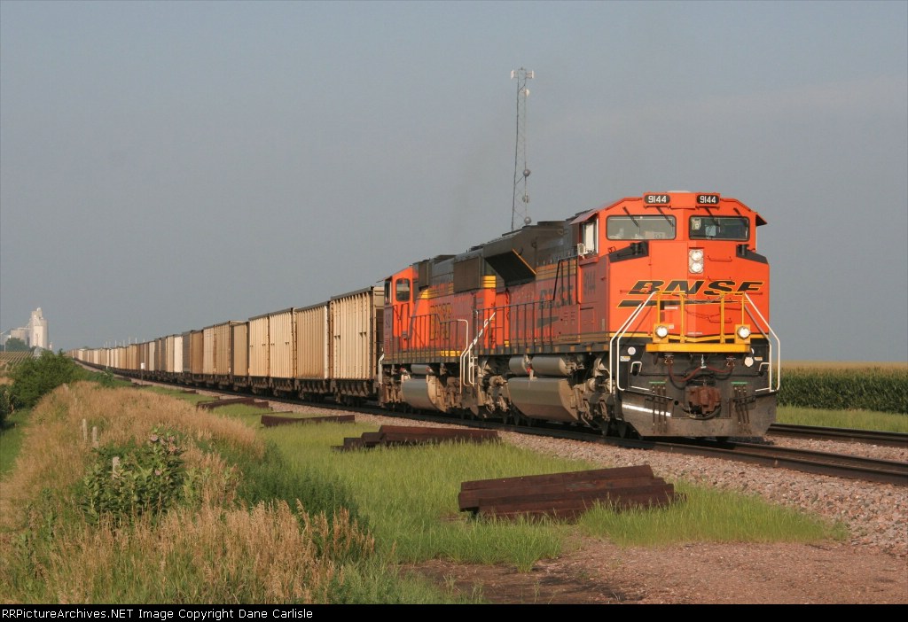 BNSF 9144 gets the green